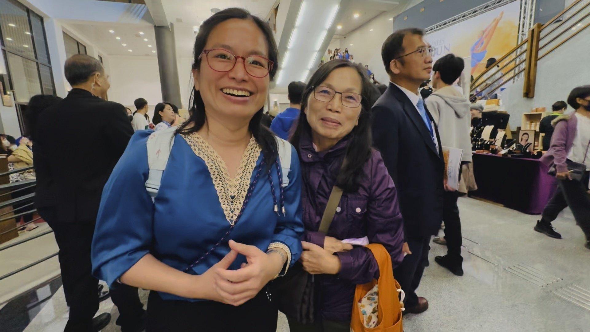 Watching Shen Yun with my mom was an ... | 開心花園 | Gan Jing World