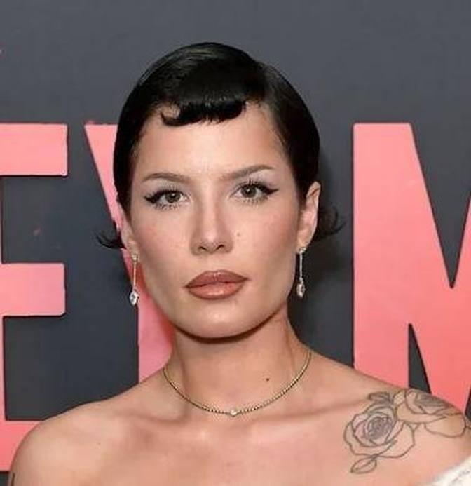 Halsey Opens Up About Her Health Journey: “Lucky to Be Alive | 記事 ...