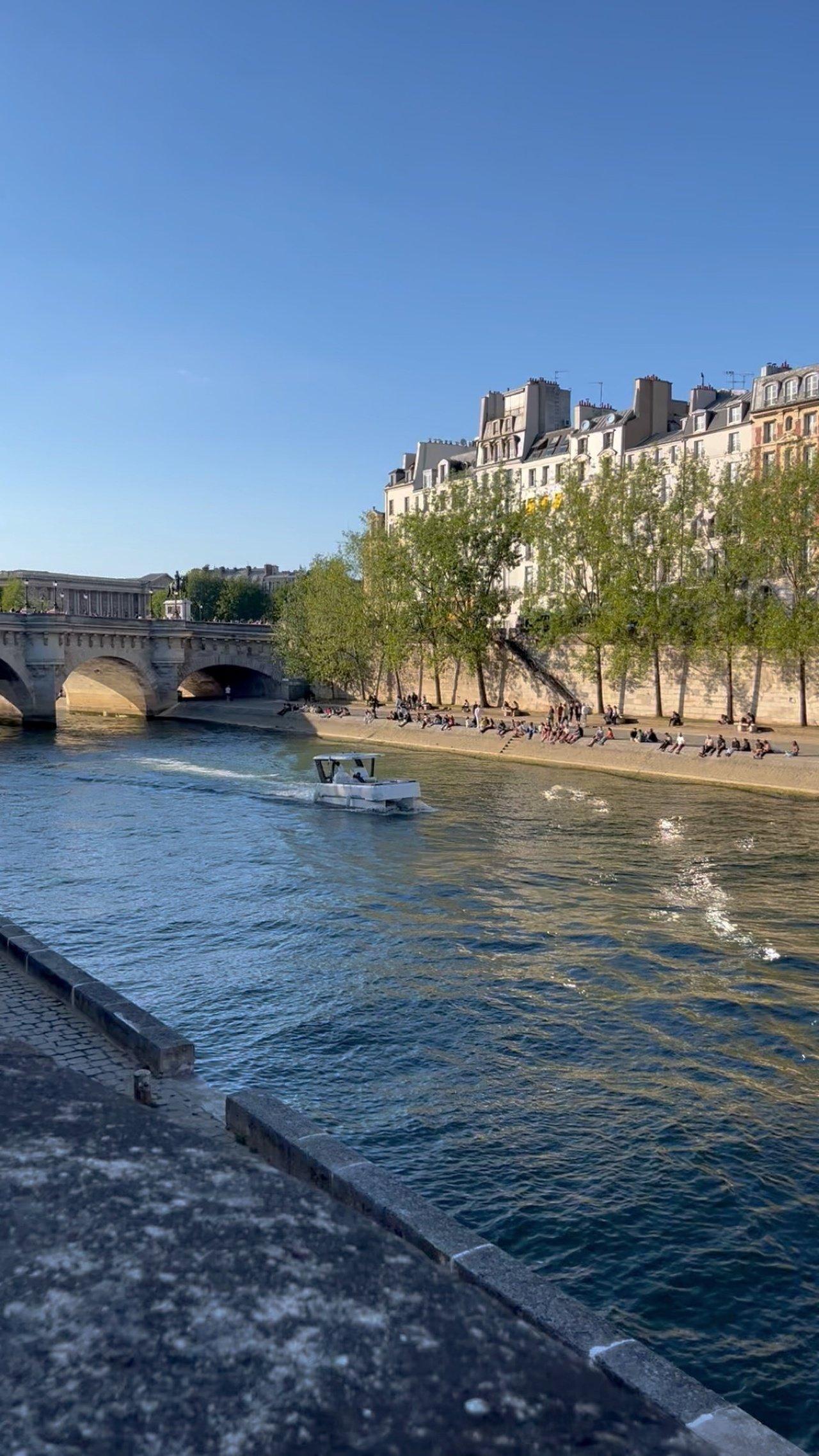 #SpringIntoTravel #Paris 夕阳下塞纳河边浪漫的巴黎人 Romantic Parisians by the Seine ...