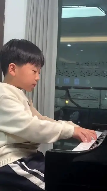 Zihang is practicing very hard and se... | Tiny Virtuosos | Gan Jing World